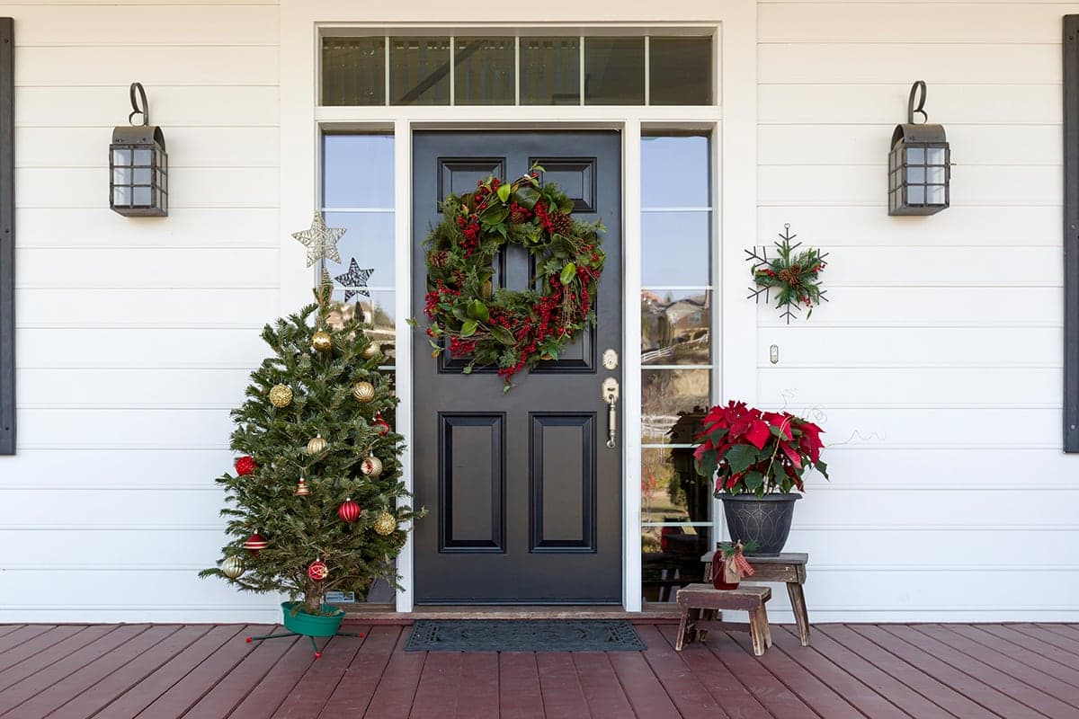 Ways to Decorate Your Front Door for the Holiday Season